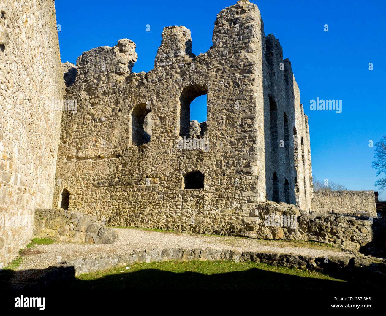 19.01.2025 Die Burgruine Wolfstein Das historisches Wahrzeichen der ...