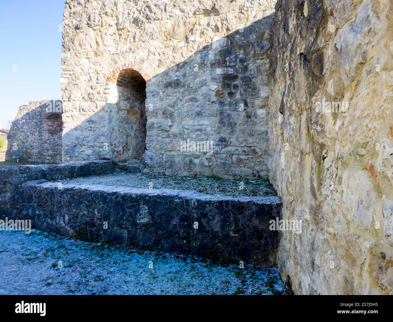 19.01.2025 Die Burgruine Wolfstein Das historisches Wahrzeichen der ...