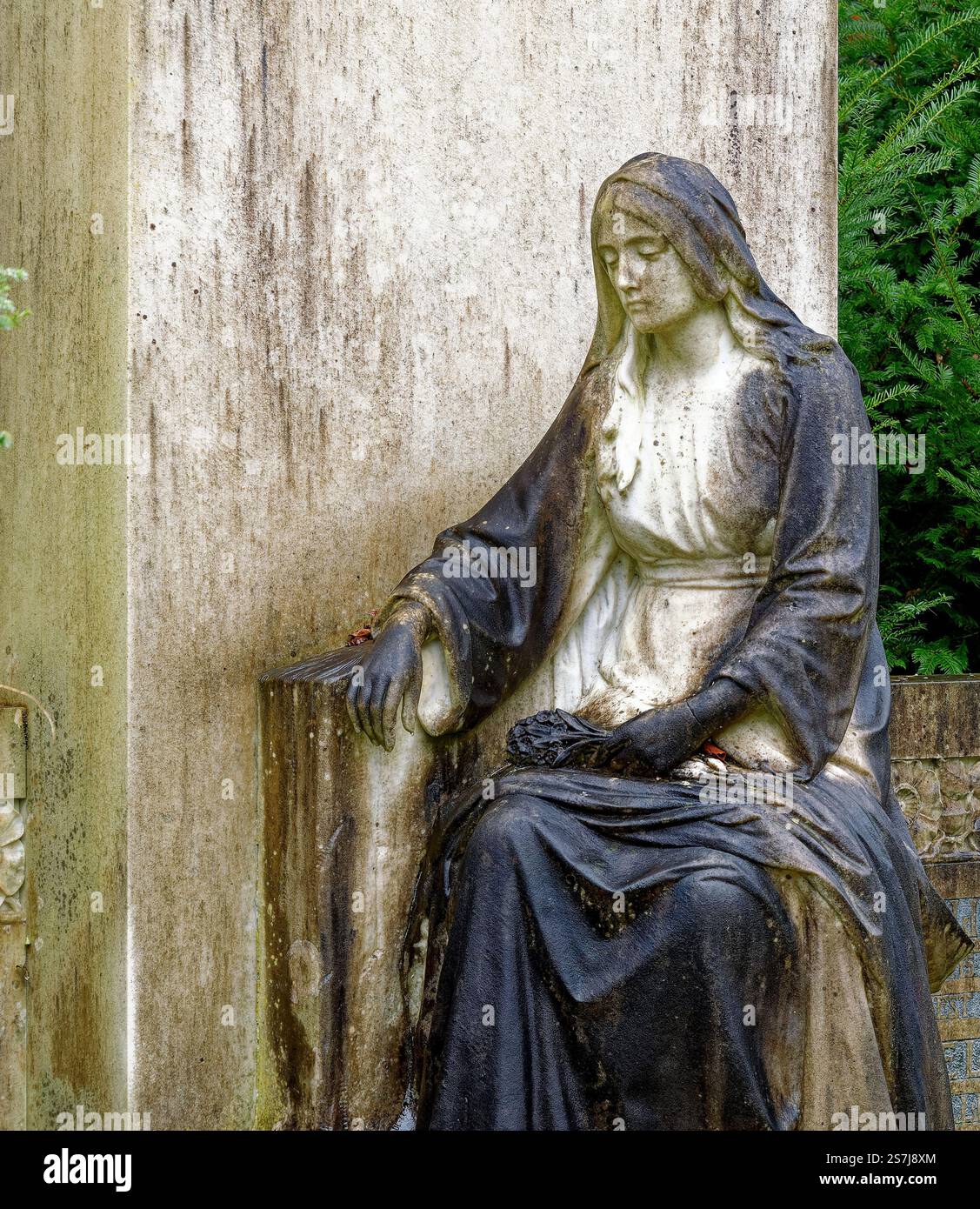 Statue of a seated woman at a tomb in a cemetery, her eyes closed Stock ...