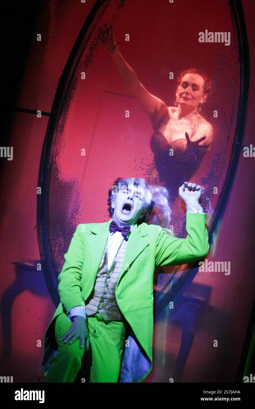 Kelly philippe hi-res stock photography and images - Alamy