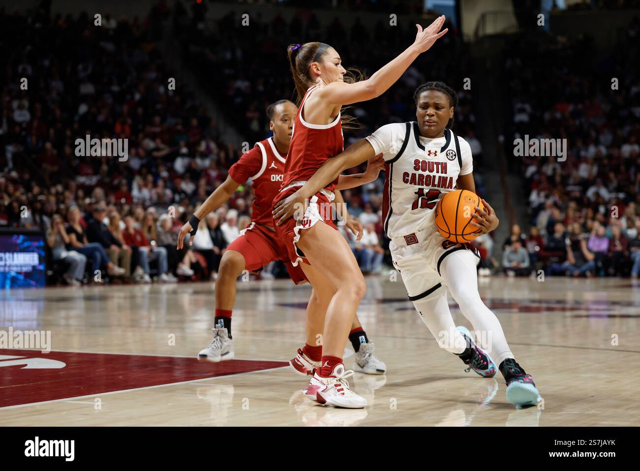 South Carolina guard MiLaysia Fulwiley (12) drives past Oklahoma guard ...