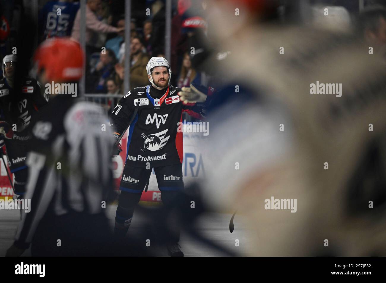 Mannheim, Deutschland. 19th Jan, 2025. Kris Bennett Adler Mannheim #21 ...