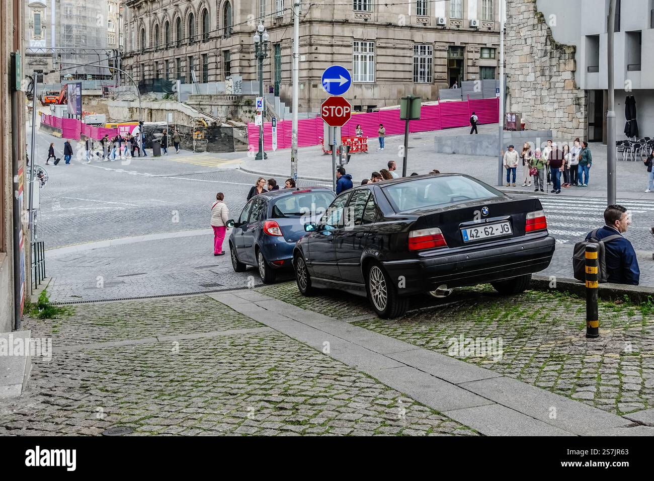Sloping street parked cars hi-res stock photography and images - Alamy