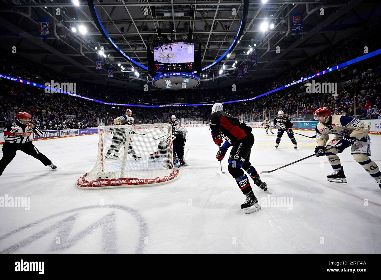 Adler mannheim vs schwenninger wild wings hi-res stock photography and ...