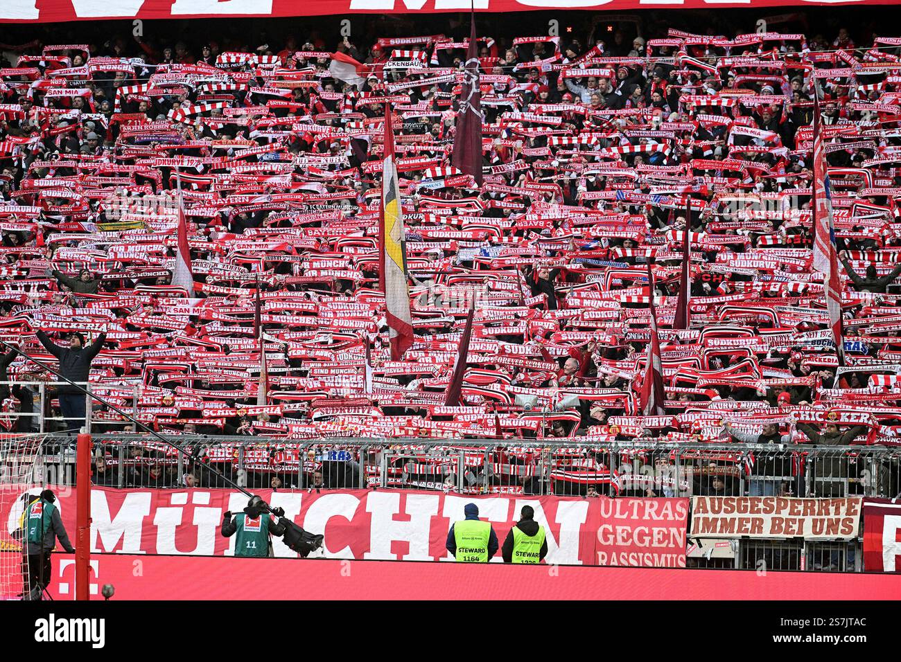 Muenchen, Deutschland. 18th Jan, 2025. Fussball; Spieltag 18; 1 ...