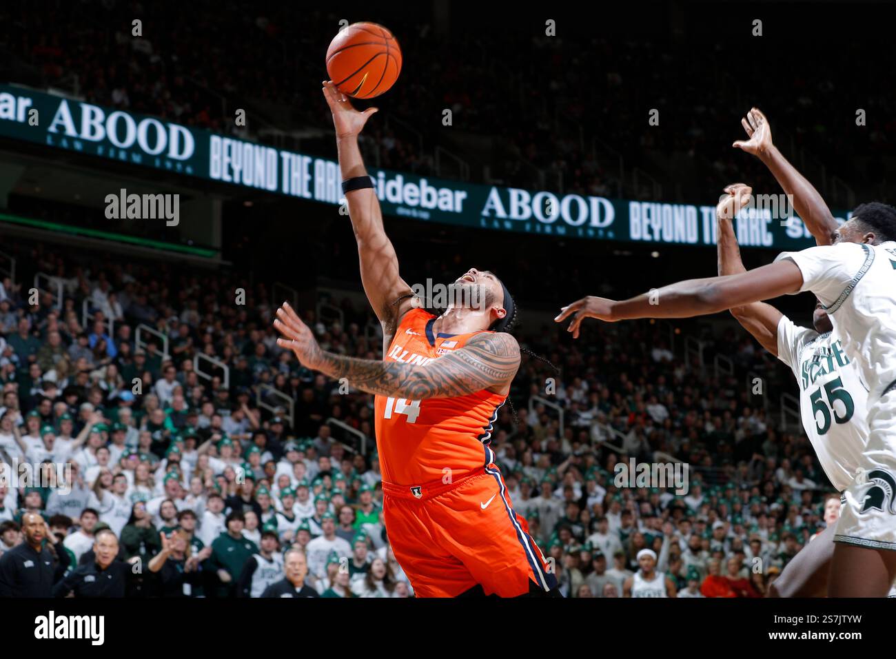 Illinois guard Kylan Boswell, left, goes up for a shot against Michigan ...