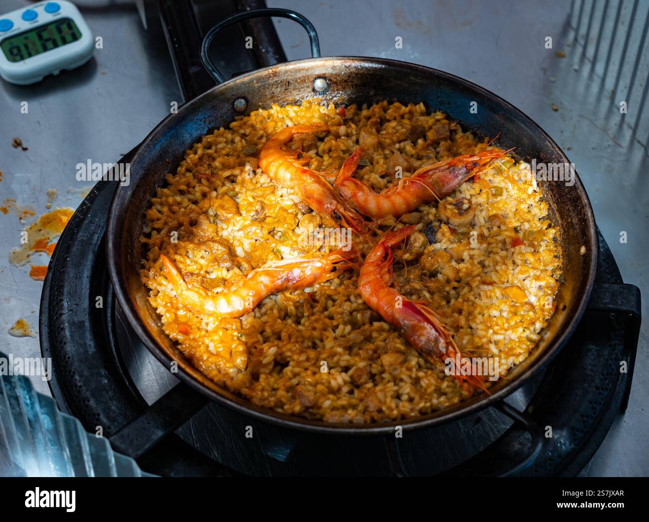Process cooking paella shrimp hi-res stock photography and images - Alamy