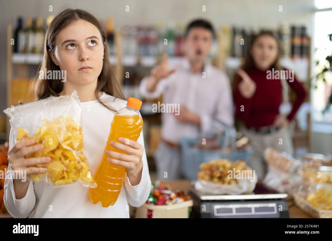 Daughter chose sweet drink and potato chips in store, and quarrels with ...