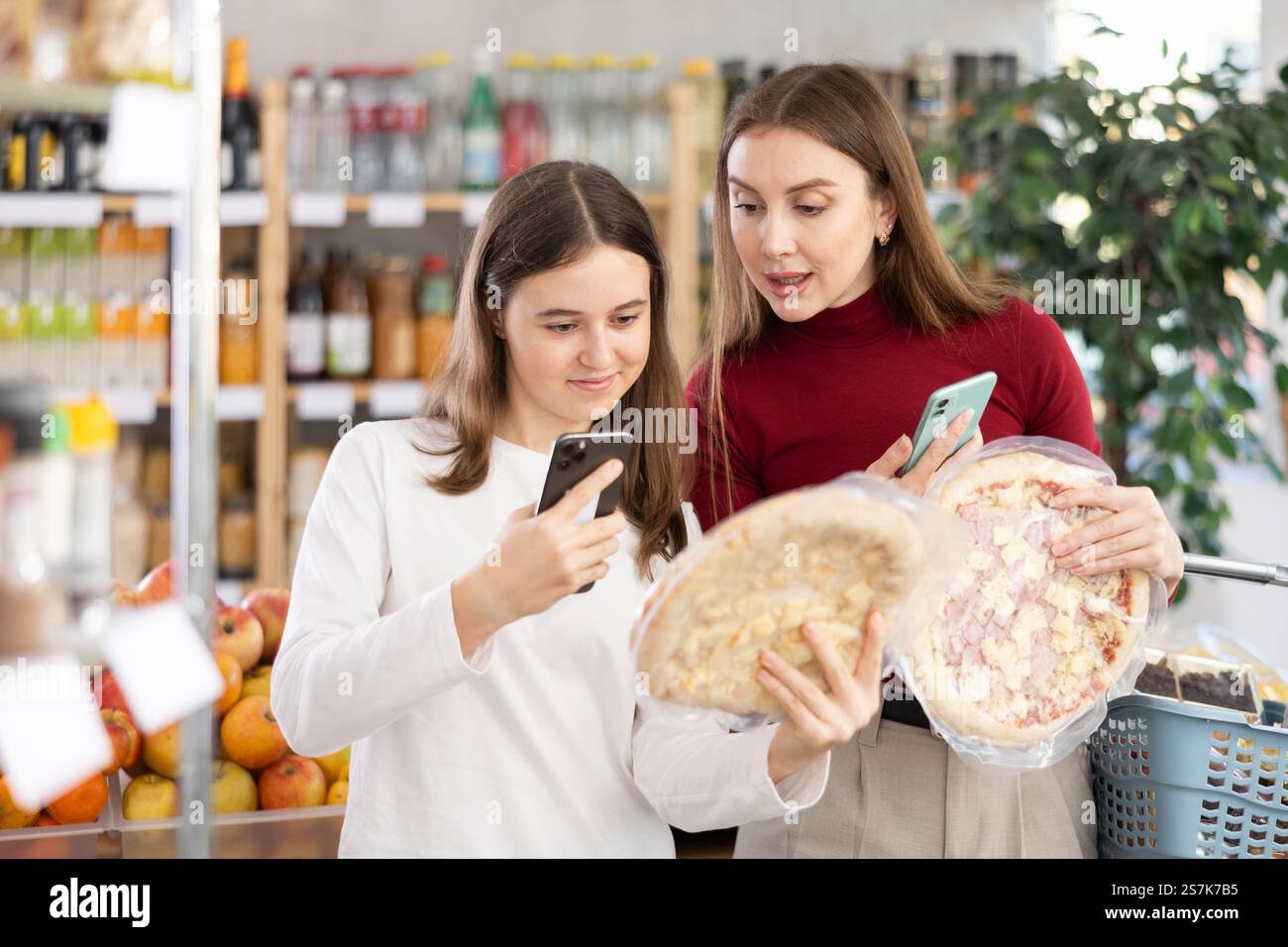 Mother daughter shopping frozen hi-res stock photography and images - Alamy