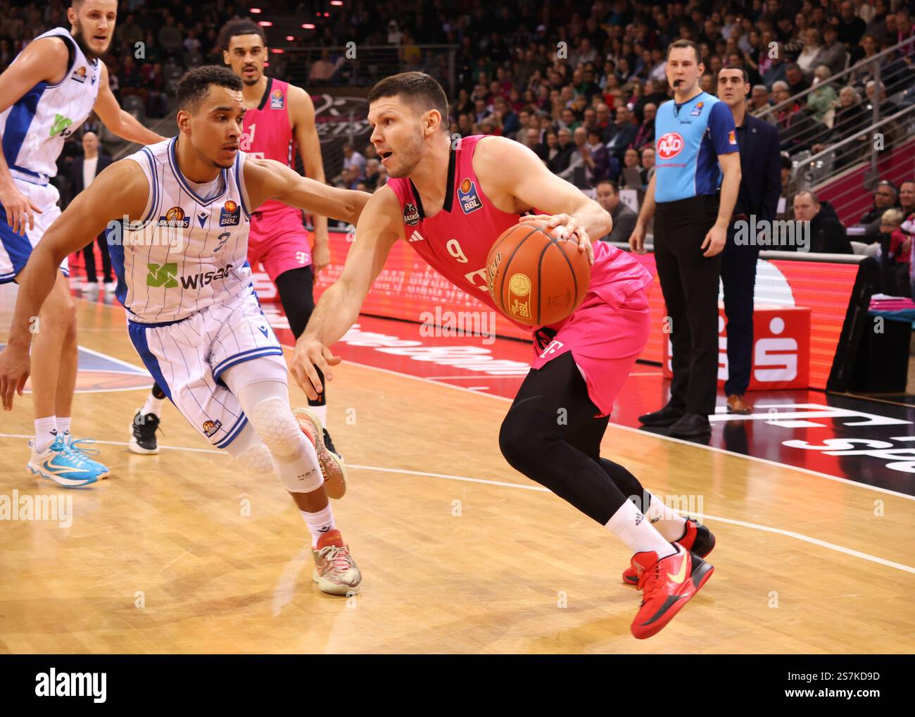 Bonn, Deutschland. 19th Jan, 2025. Garai Zeeb (Frankfurt), Rihards ...