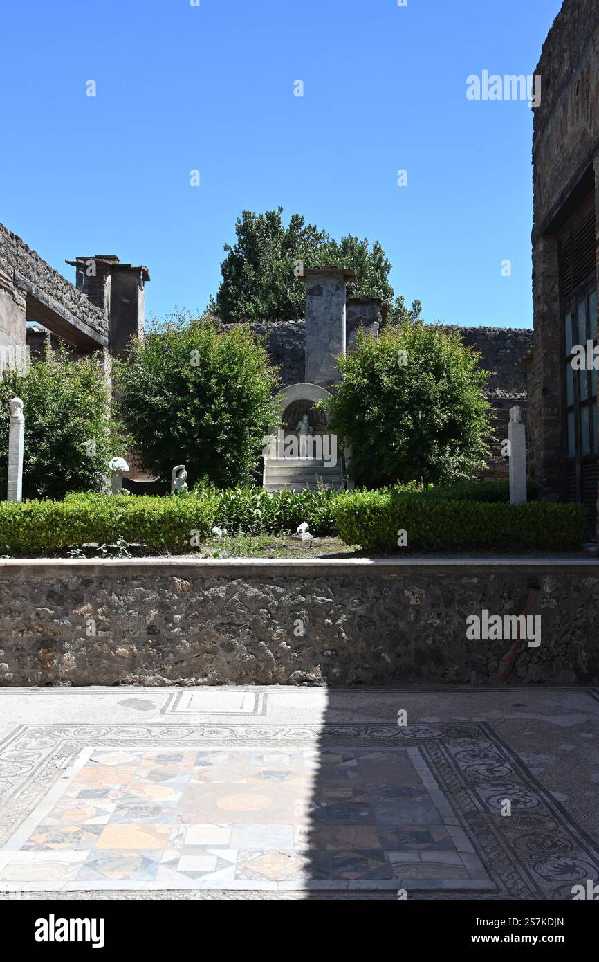 Ancient roman garden design, Historical architecture, Pompeii Italy ...