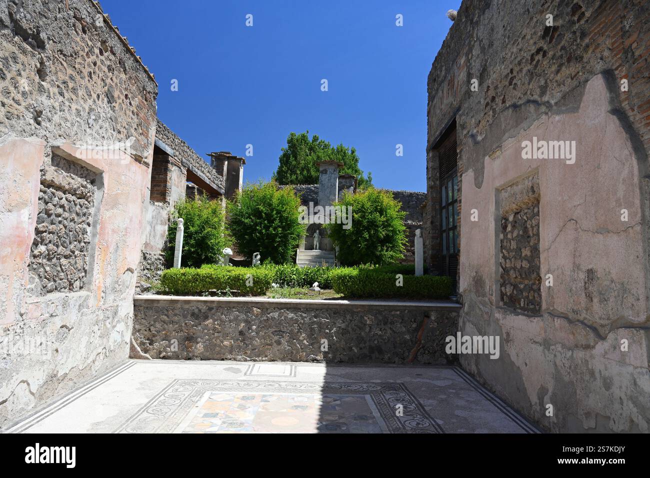 Ancient roman garden design, Historical architecture, Pompeii Italy ...