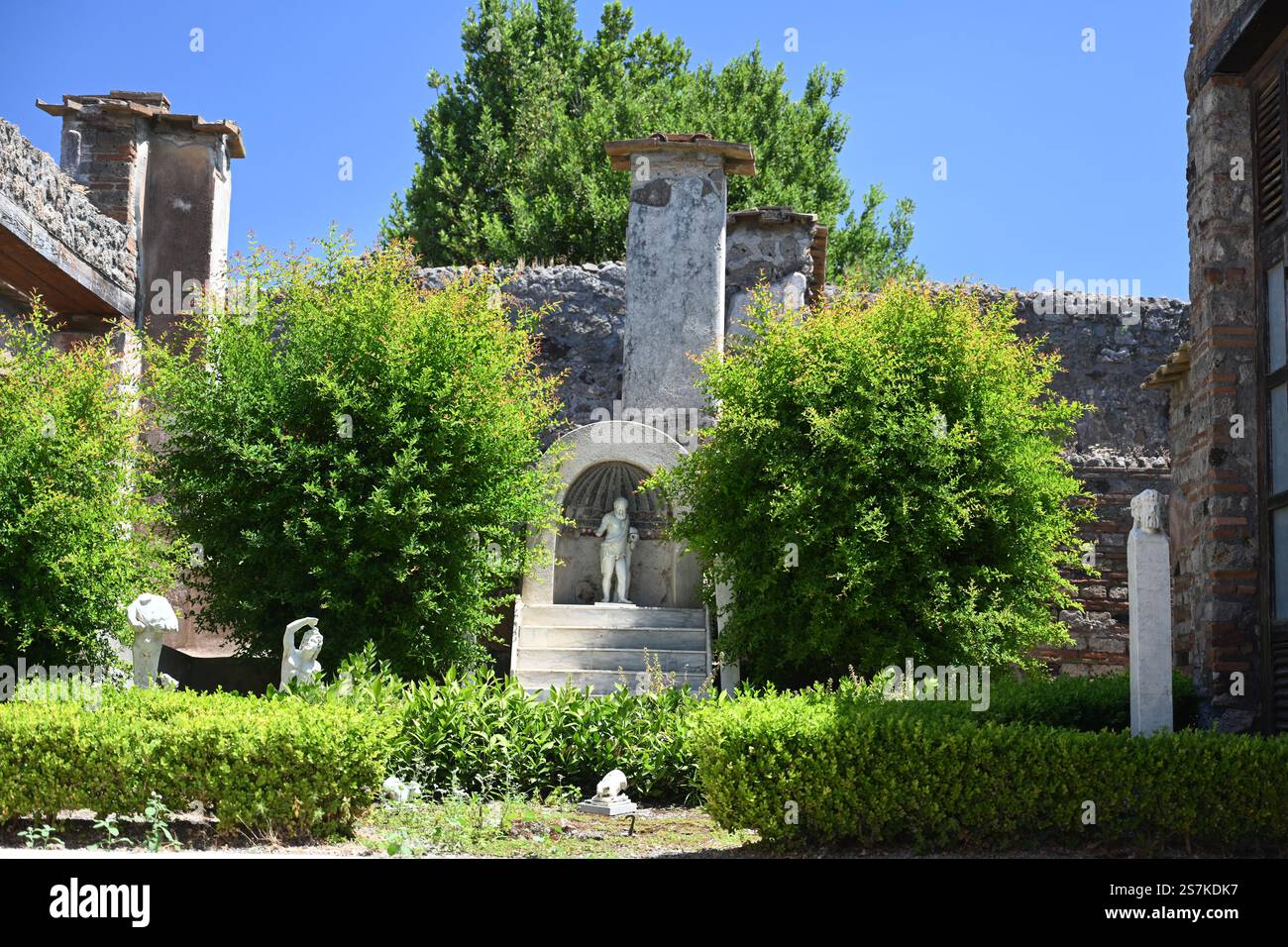 Ancient roman garden design, Historical architecture, Pompeii Italy ...