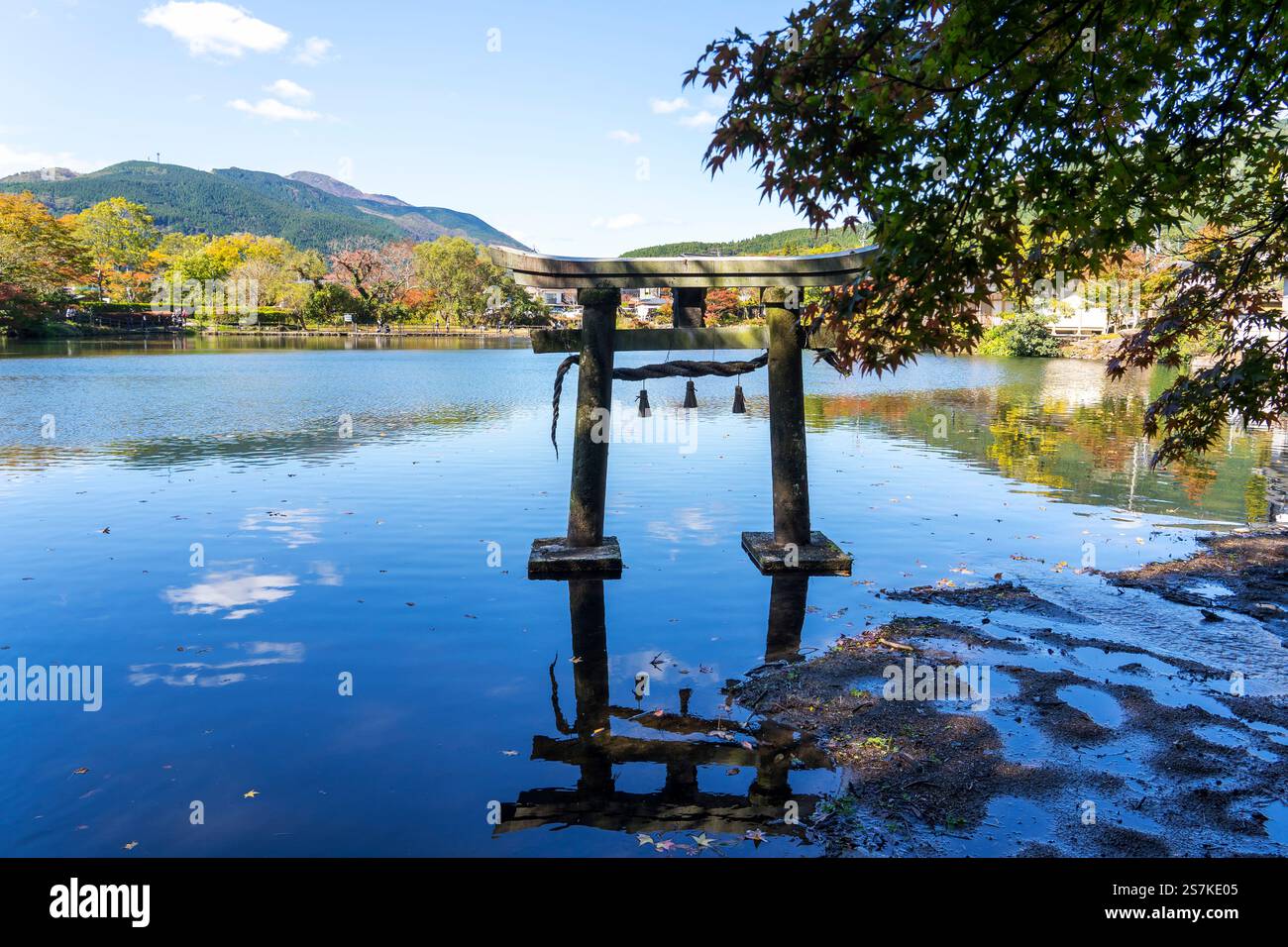 The lake Kinrinko in Yufuin, Japan Stock Photo - Alamy