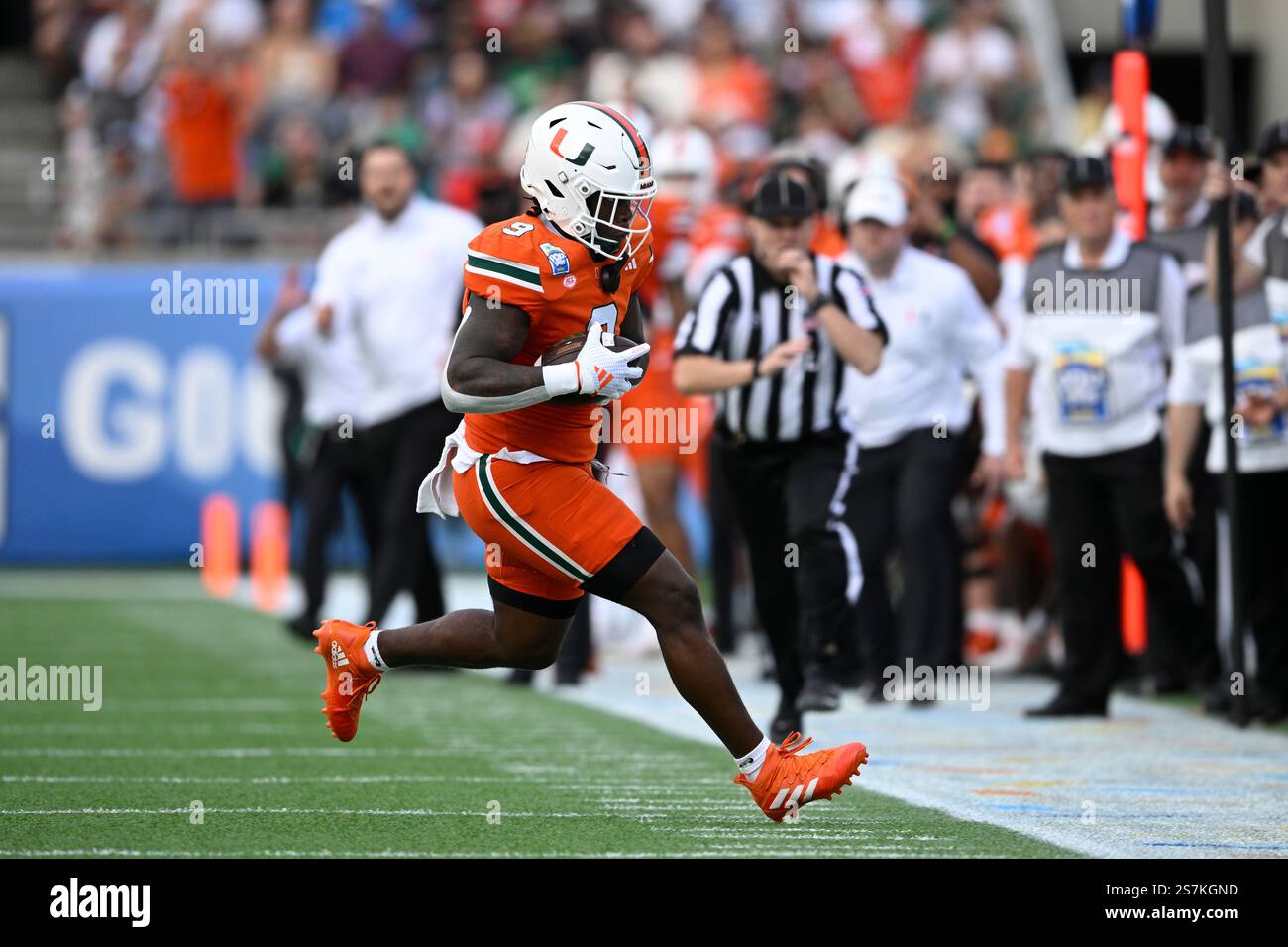 Miami tight end Elija Lofton (9) catches a pass along the sideline ...