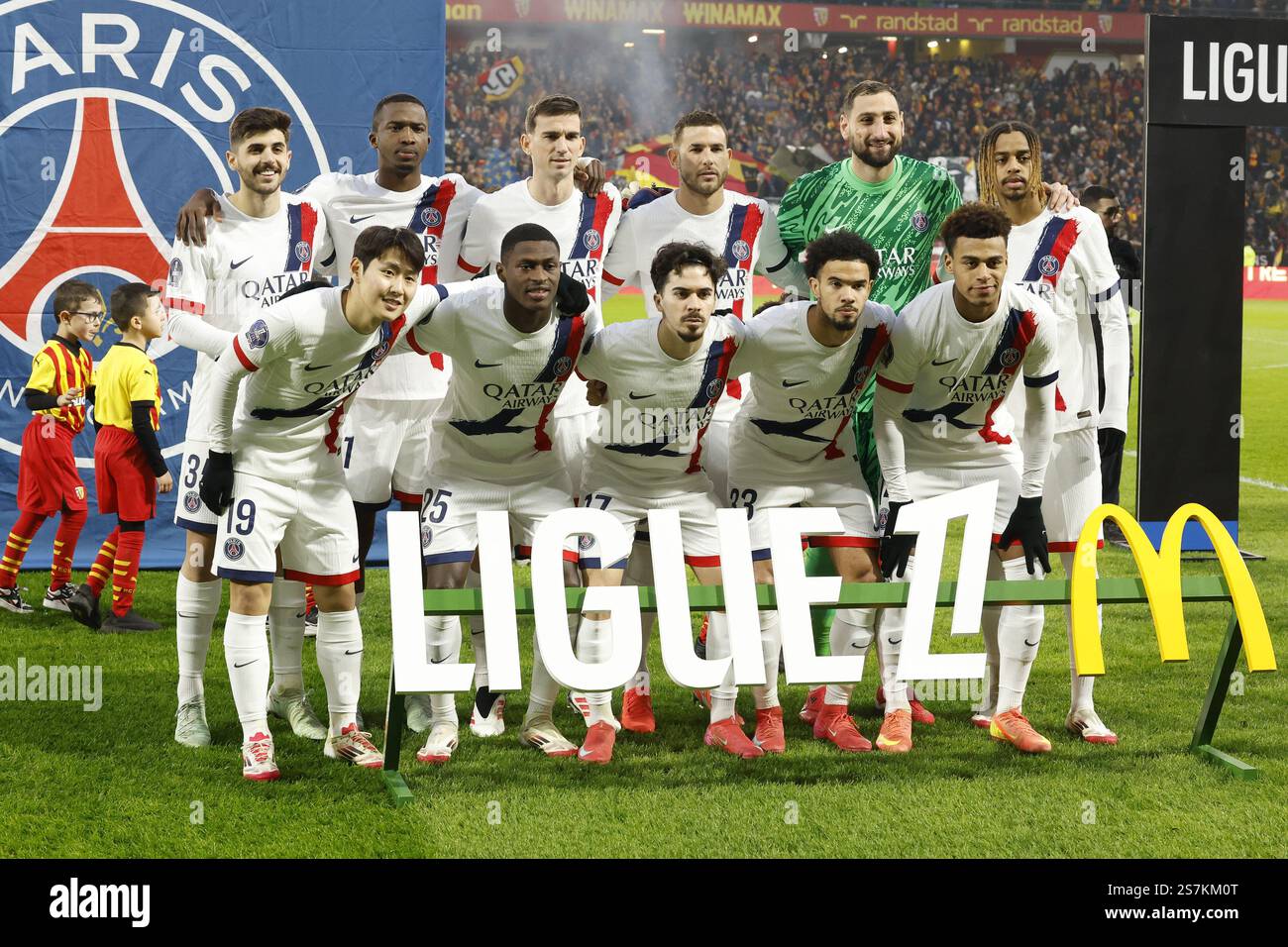 Team PSG poses before the French championship Ligue 1 football match ...