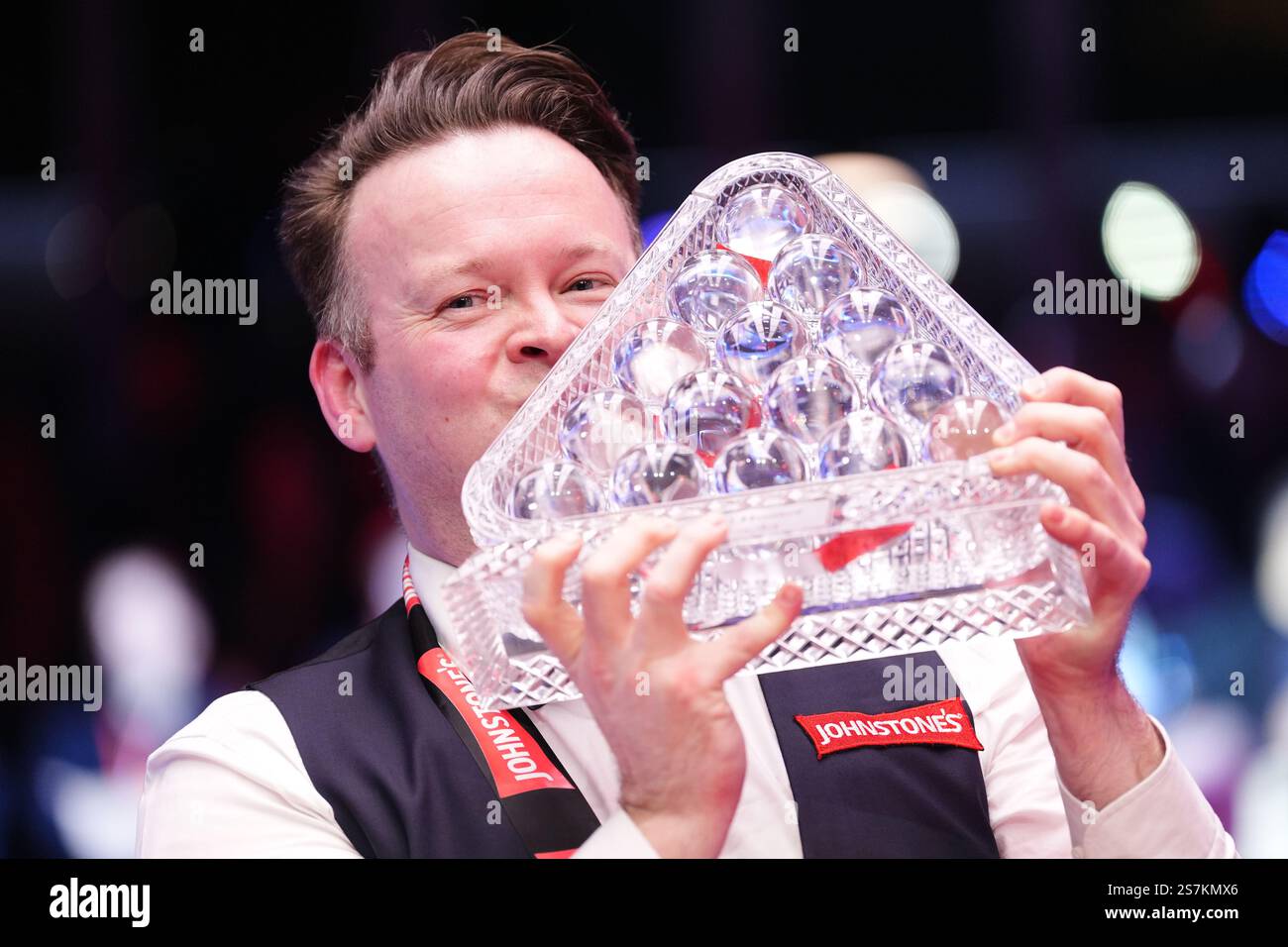 Shaun Murphy celebrates with the Paul Hunter Trophy following victory ...