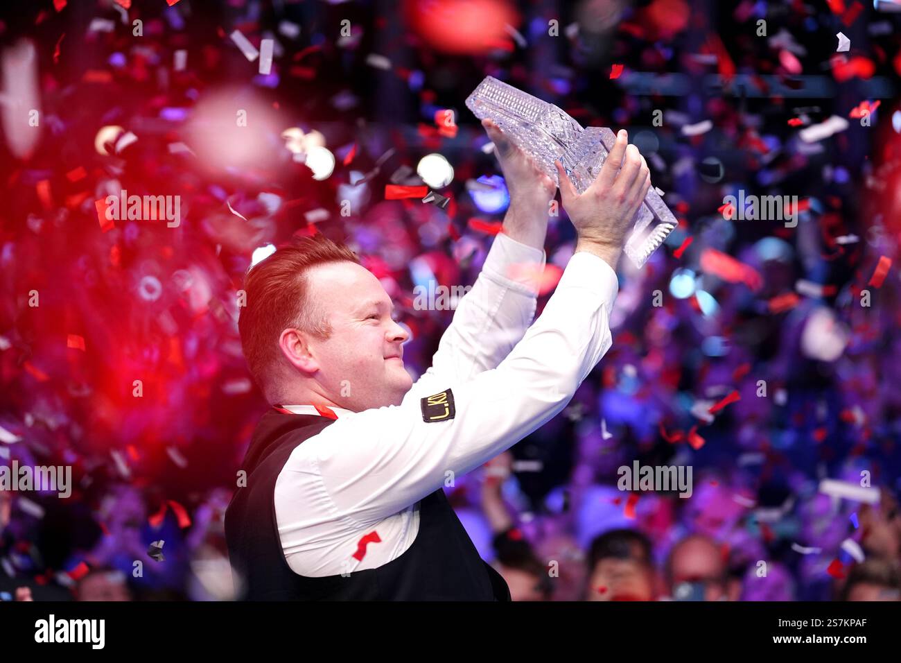 Shaun Murphy celebrates with the Paul Hunter Trophy following victory ...