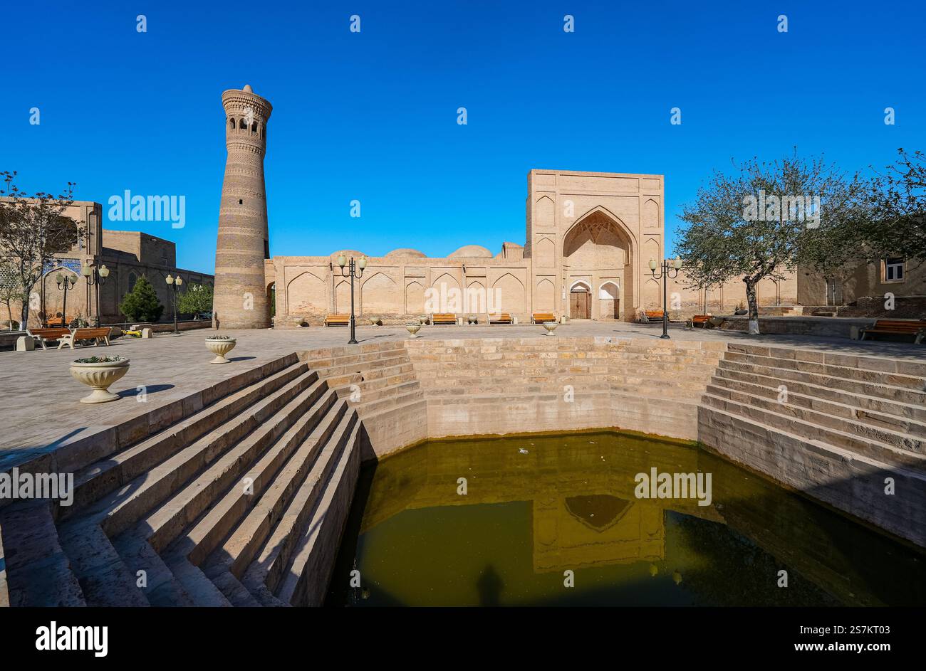 Khoja Gaukushan Mosque behind the howz of the Khoja Gaukushan Ensemble ...