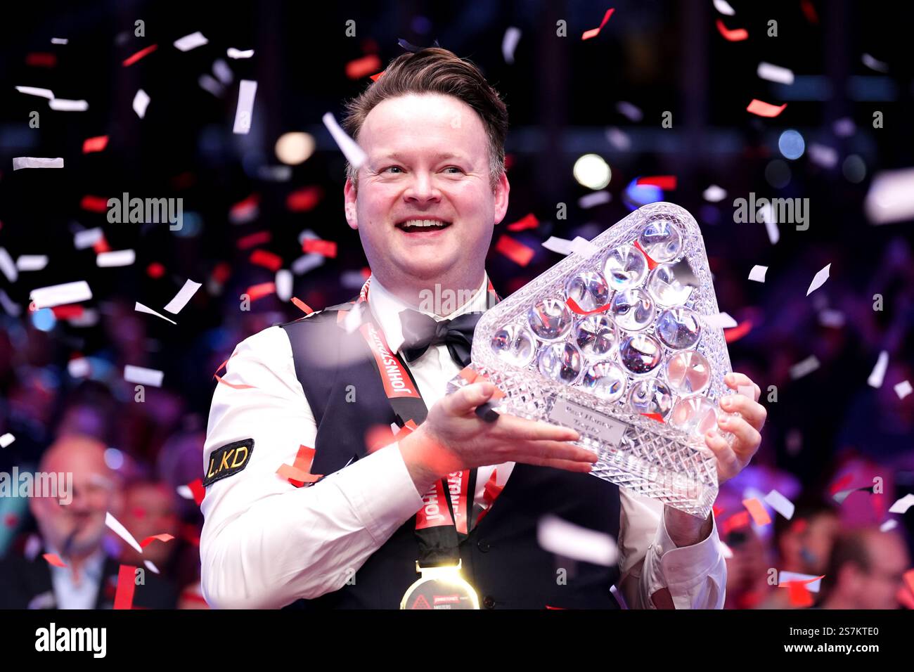 Shaun Murphy celebrates with the Paul Hunter Trophy following victory ...