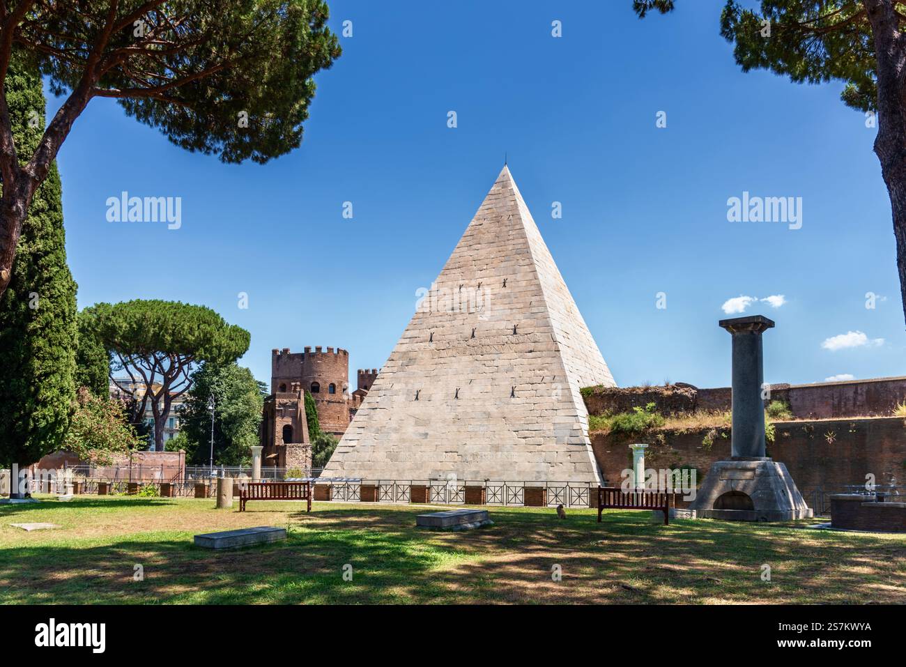 Pyramid of Caius Cestius, Non-Catholic Cemetery, Rome, Italy Stock Photo - Alamy