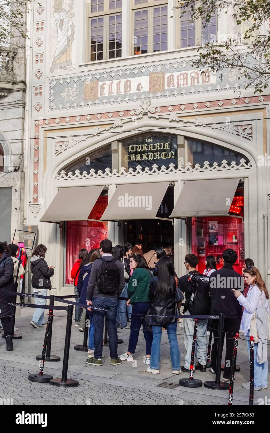 Tourists and visitors line up outside the famous Livraria Lello ...