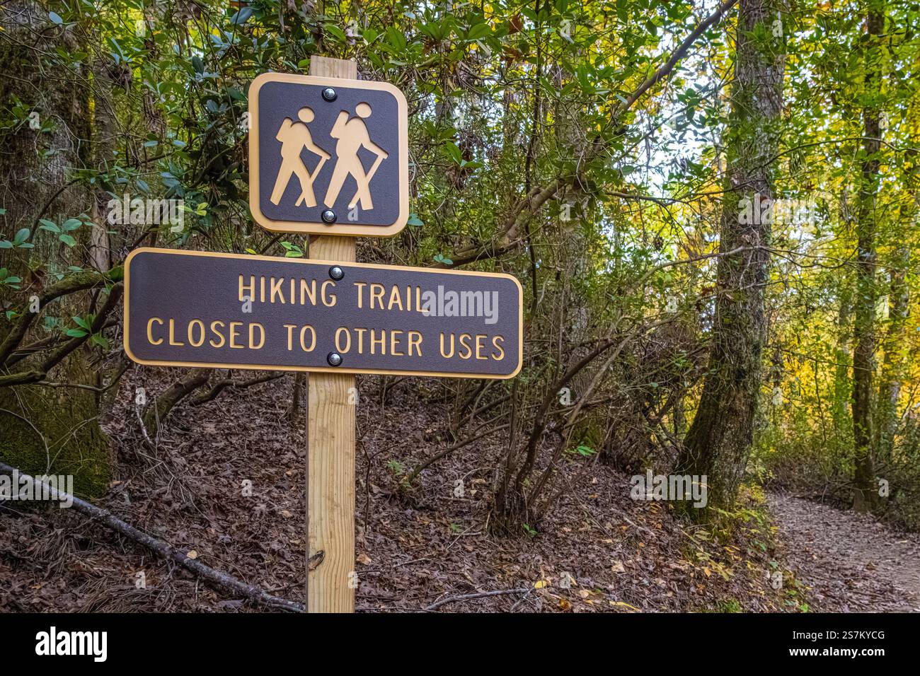 Hiking trail sign at the entrance to the Minnehaha Falls Trail near ...