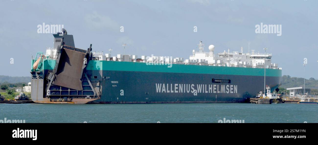 Panama canal 203 jpg hi-res stock photography and images - Alamy