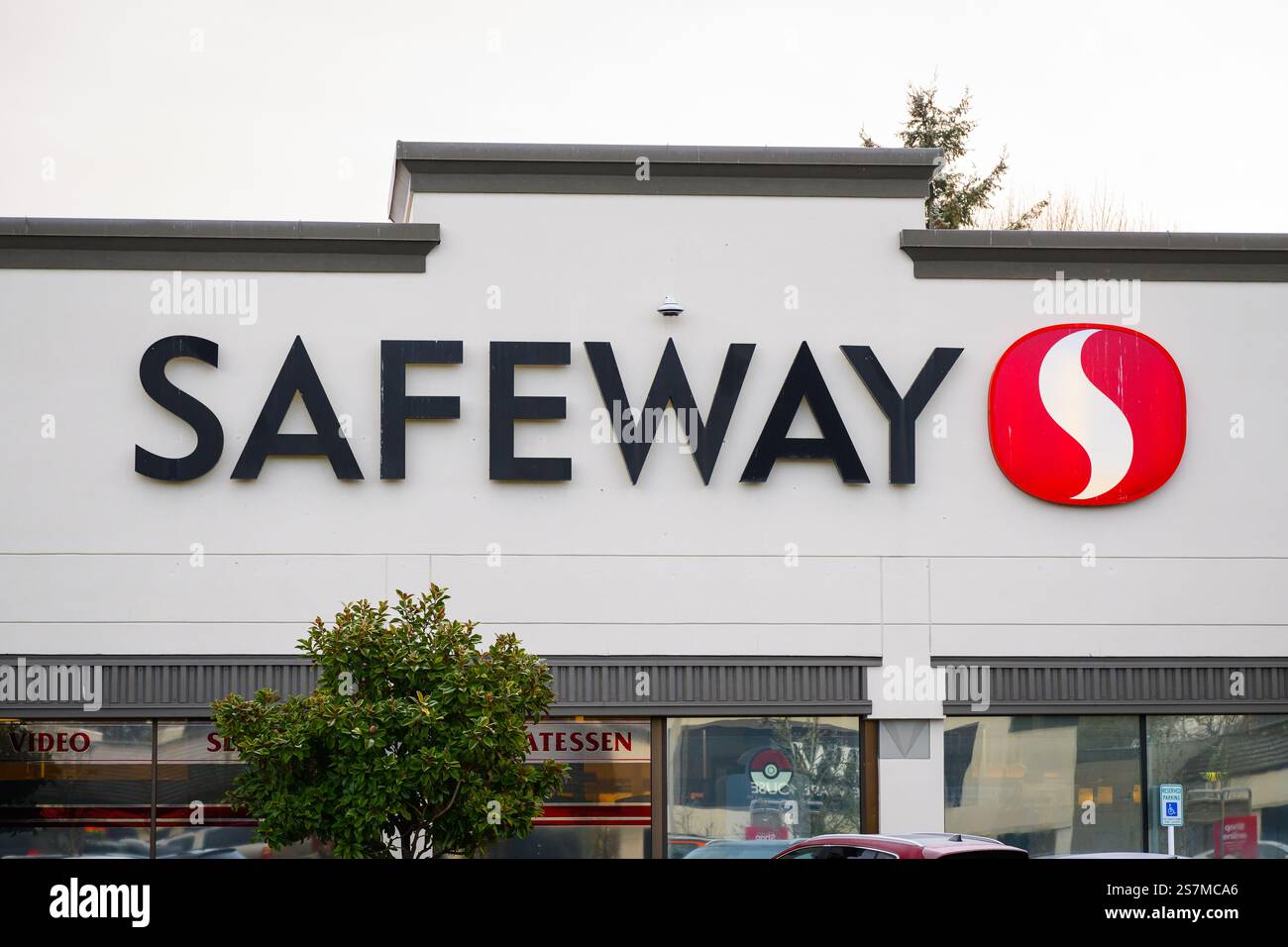 Redmond, WA, USA - January 18, 2025; Sign with logo on Safeway grocery store Stock Photo - Alamy