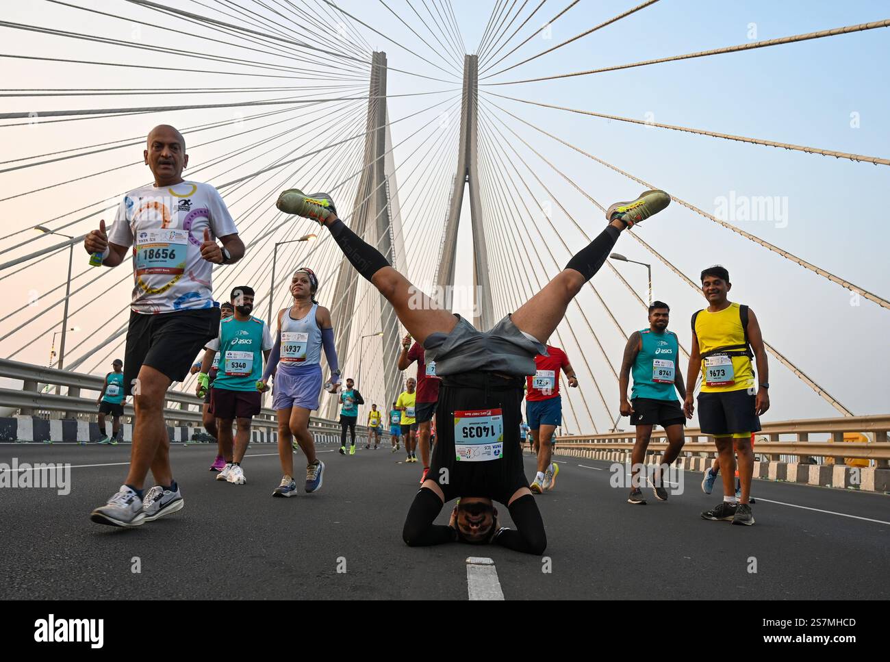 Mumbai, India. 19th Jan, 2025. MUMBAI, INDIA - JANUARY 19: Runners ...