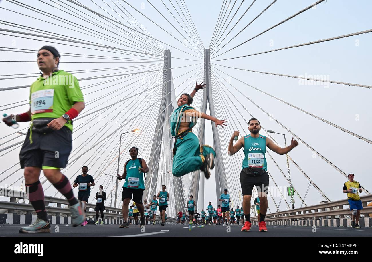 Mumbai, India. 19th Jan, 2025. MUMBAI, INDIA - JANUARY 19: Runners ...