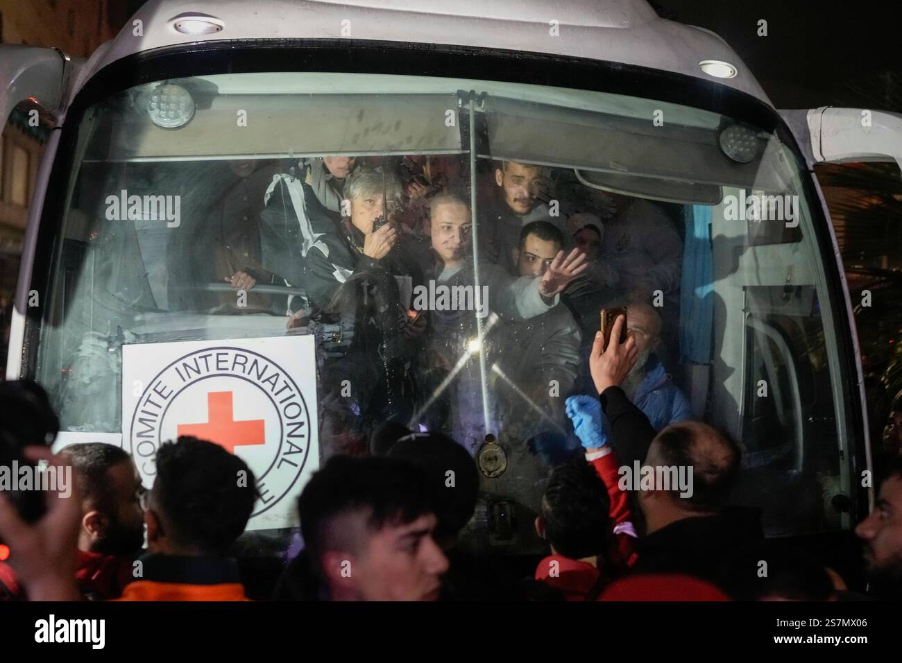 A bus carrying released Palestinian prisoners arrives to the West Bank ...
