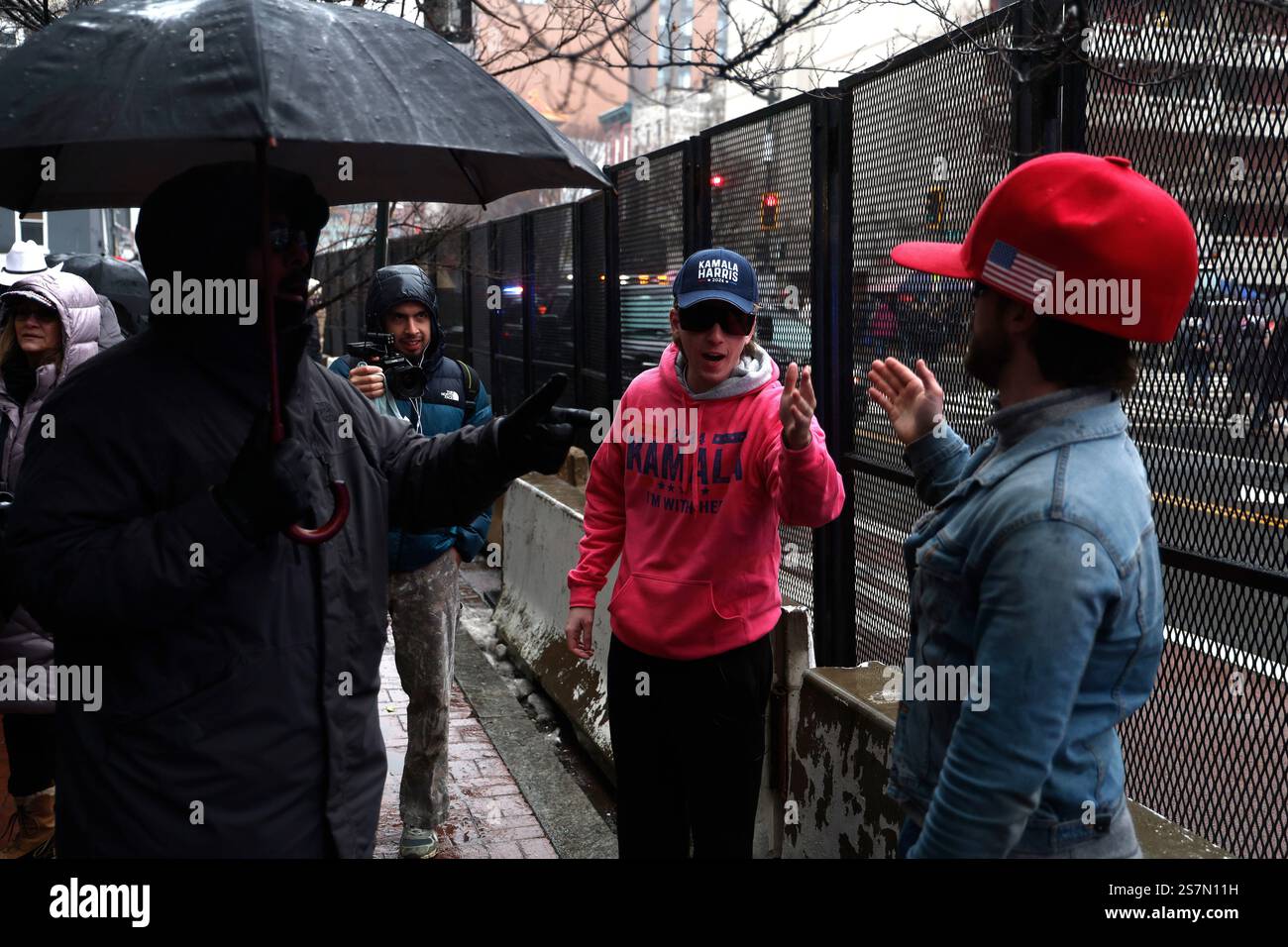 Supporters of US President-elect Donald Trump line up in the streets ...