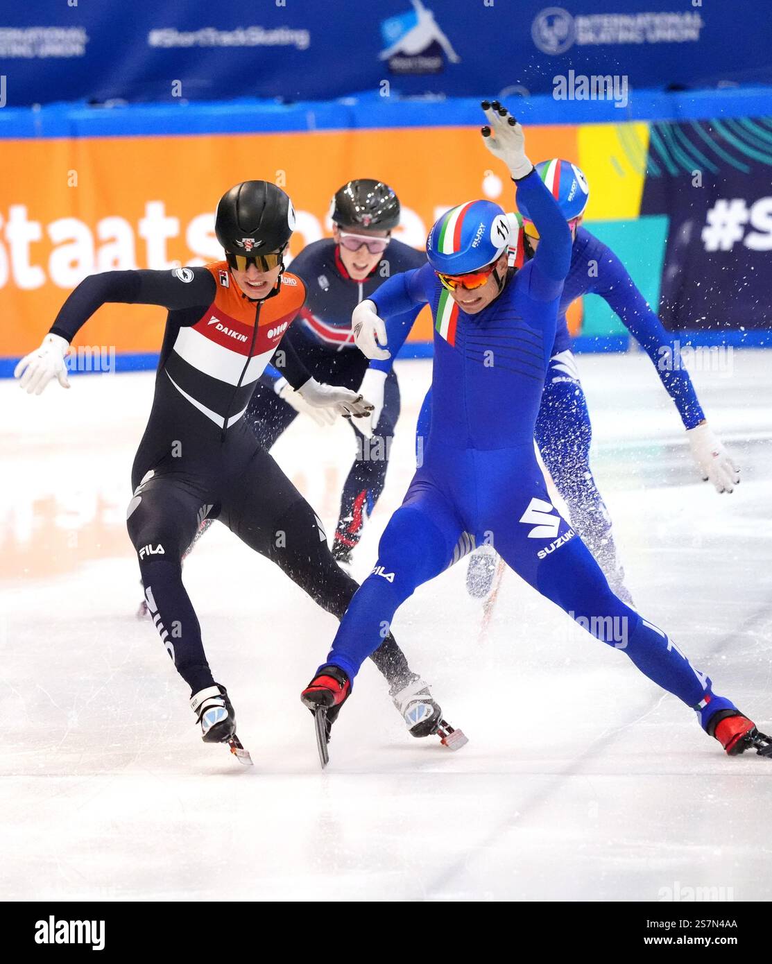 Dresden, Germany. 19th Jan, 2025. Close finish between Jens van het ...