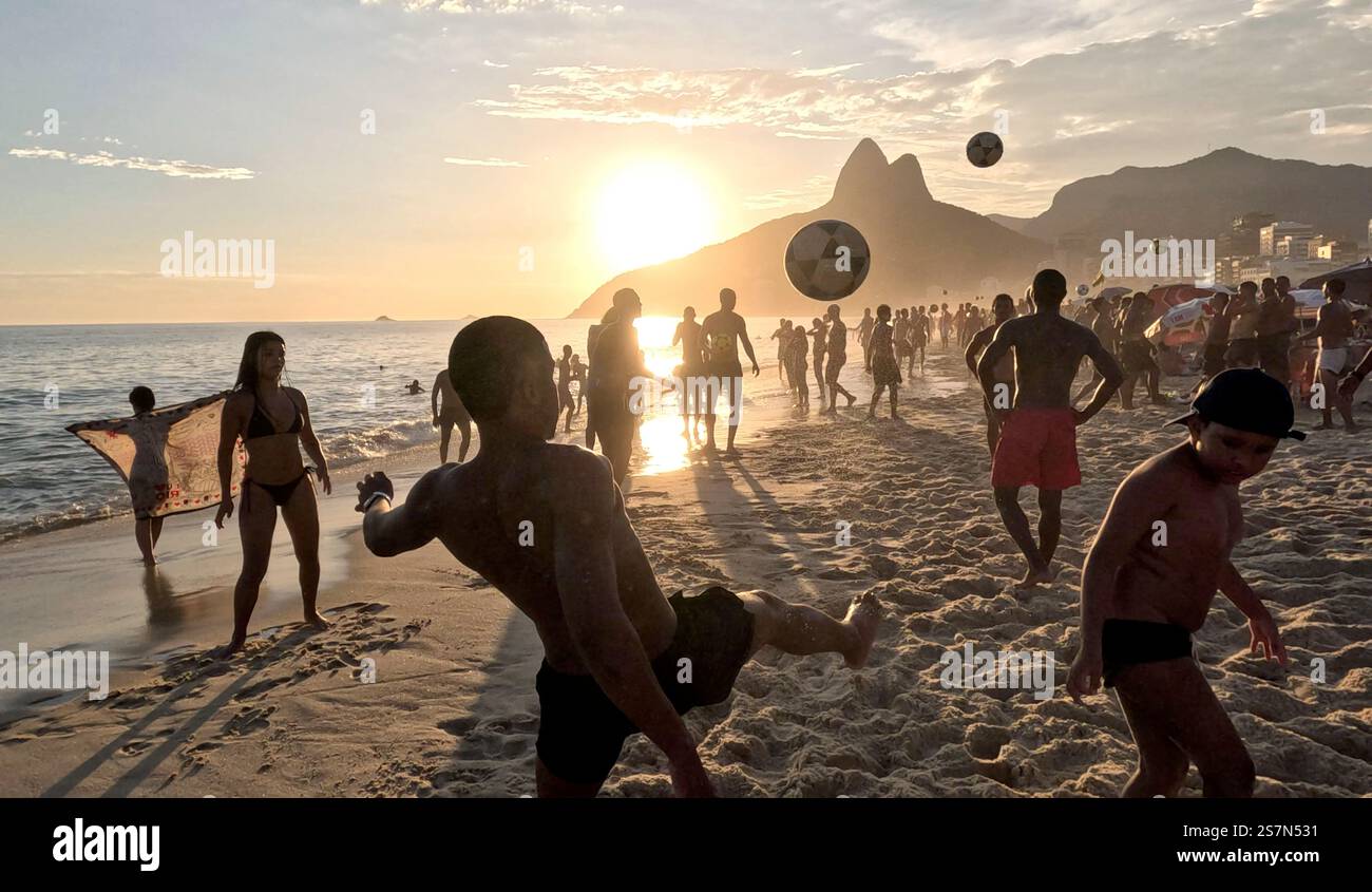 January 19, 2025, Rio De Janeiro, Rio De Janeiro, Brazil: Beachgoers ...
