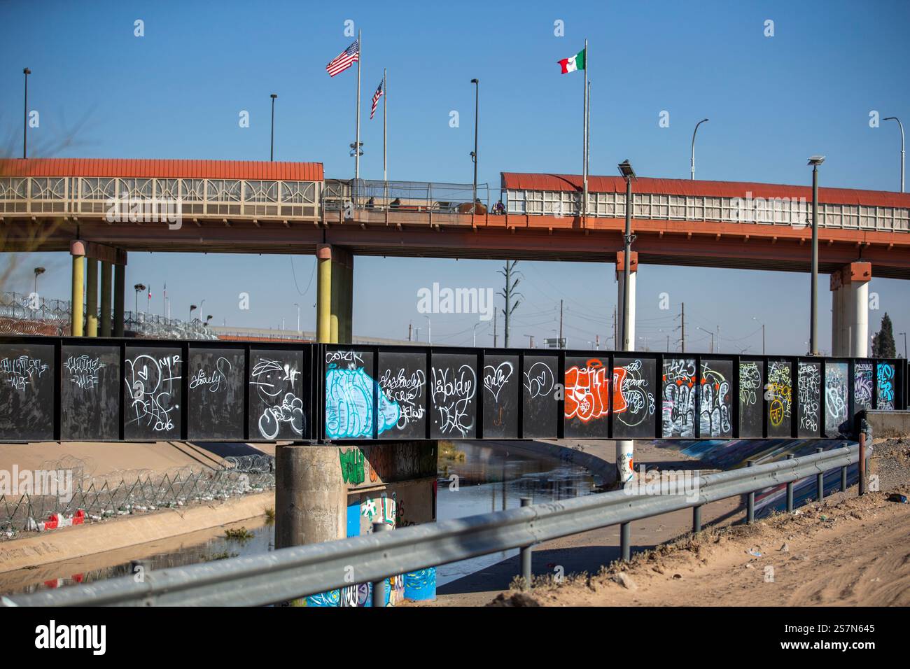 The U.S. and Mexico flags flutter at the Paso del Norte bridge that ...