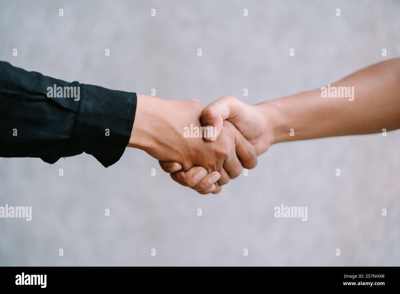 Architect contractor shaking hands hi-res stock photography and images ...