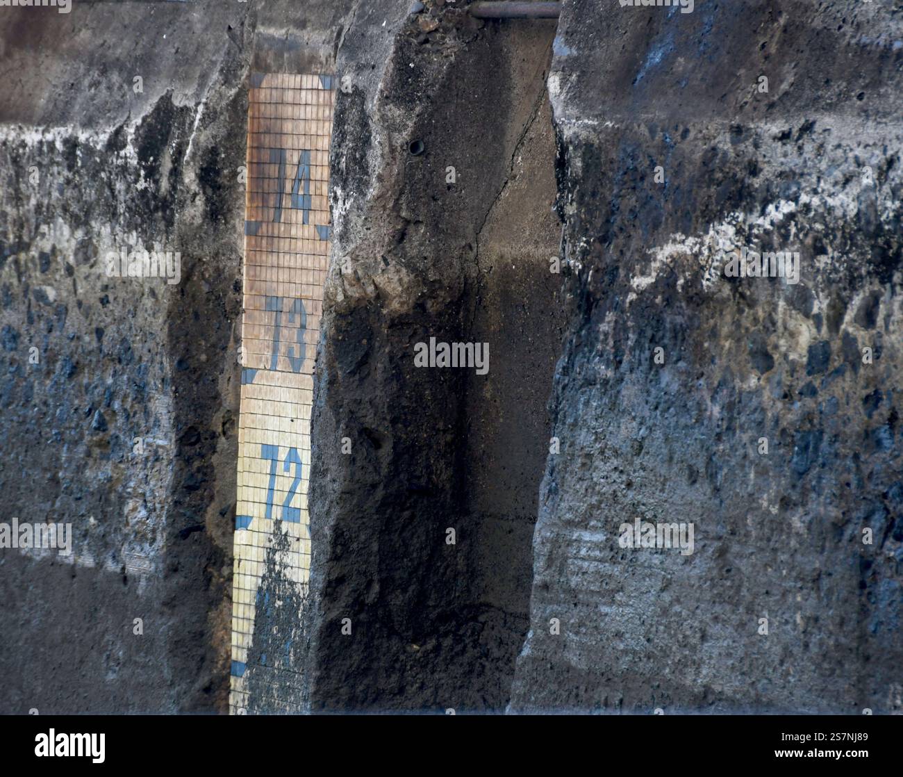 Usa. 13th Jan, 2025. A depth marker in one of the Gatun Locks on the ...