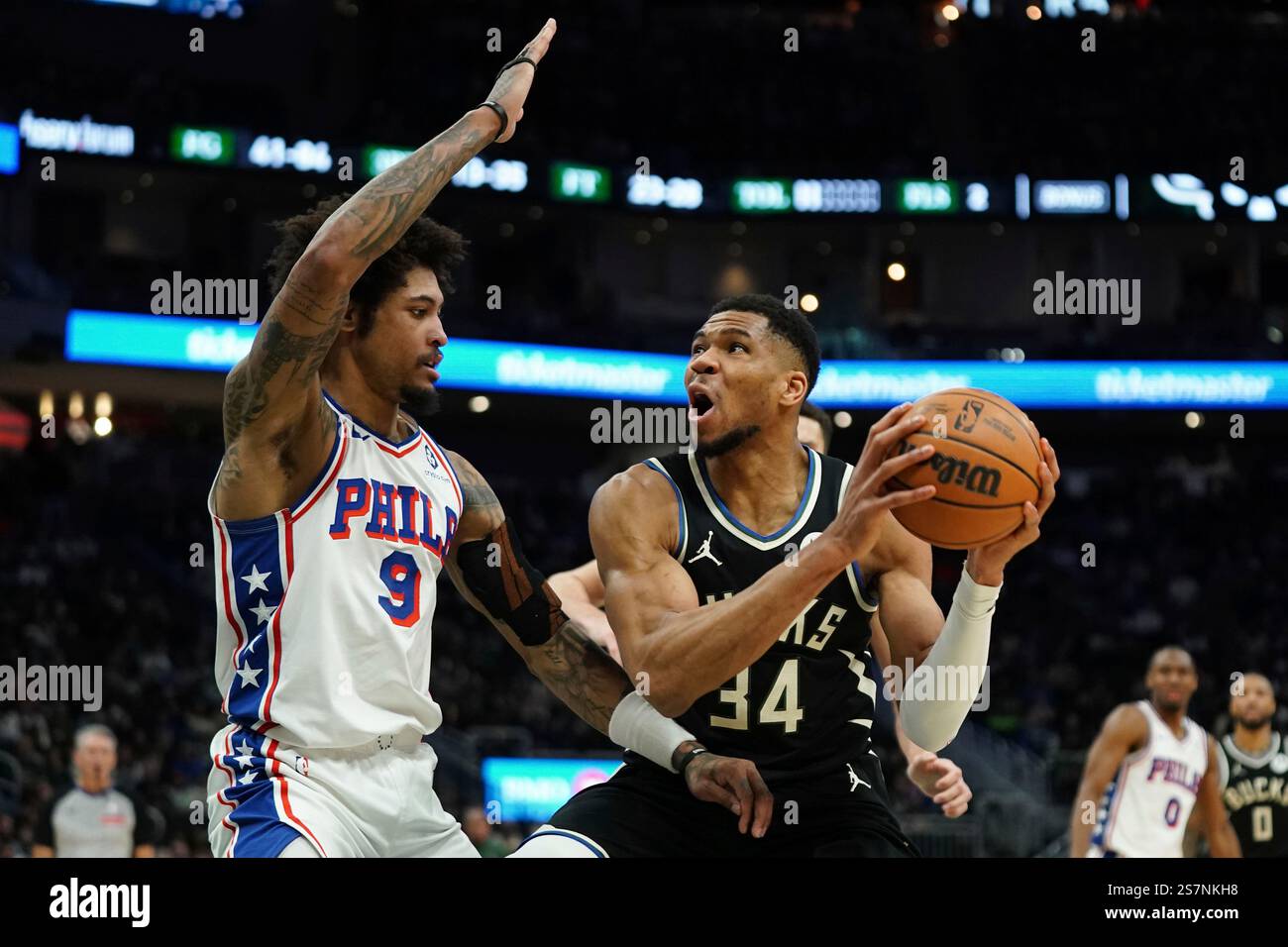 Milwaukee Bucks' Giannis Antetokounmpo (34) drives to the basket ...