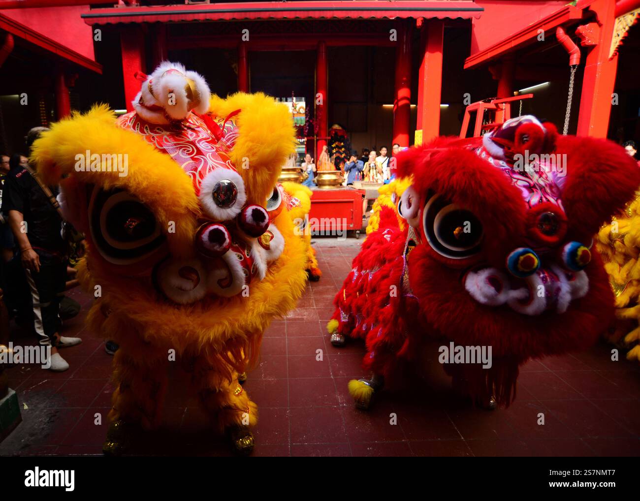 KUALA LUMPUR MALAYSIA 19/01/25Lion dance performance in the temple of ...