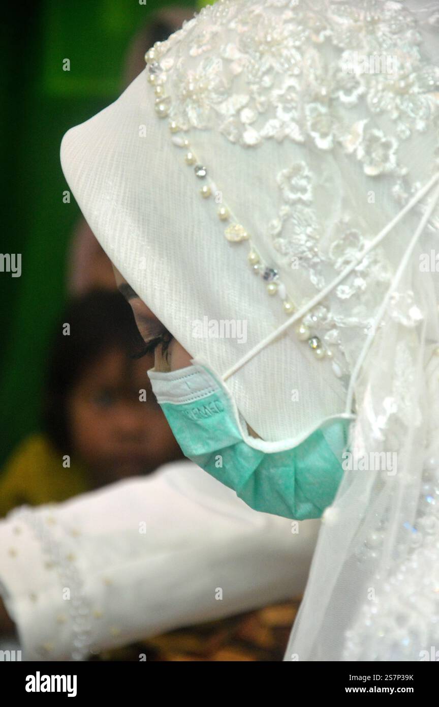 TARAKAN - INDONESIA, 12 JULY 2021 : Indonesian bride wearing a surgical ...