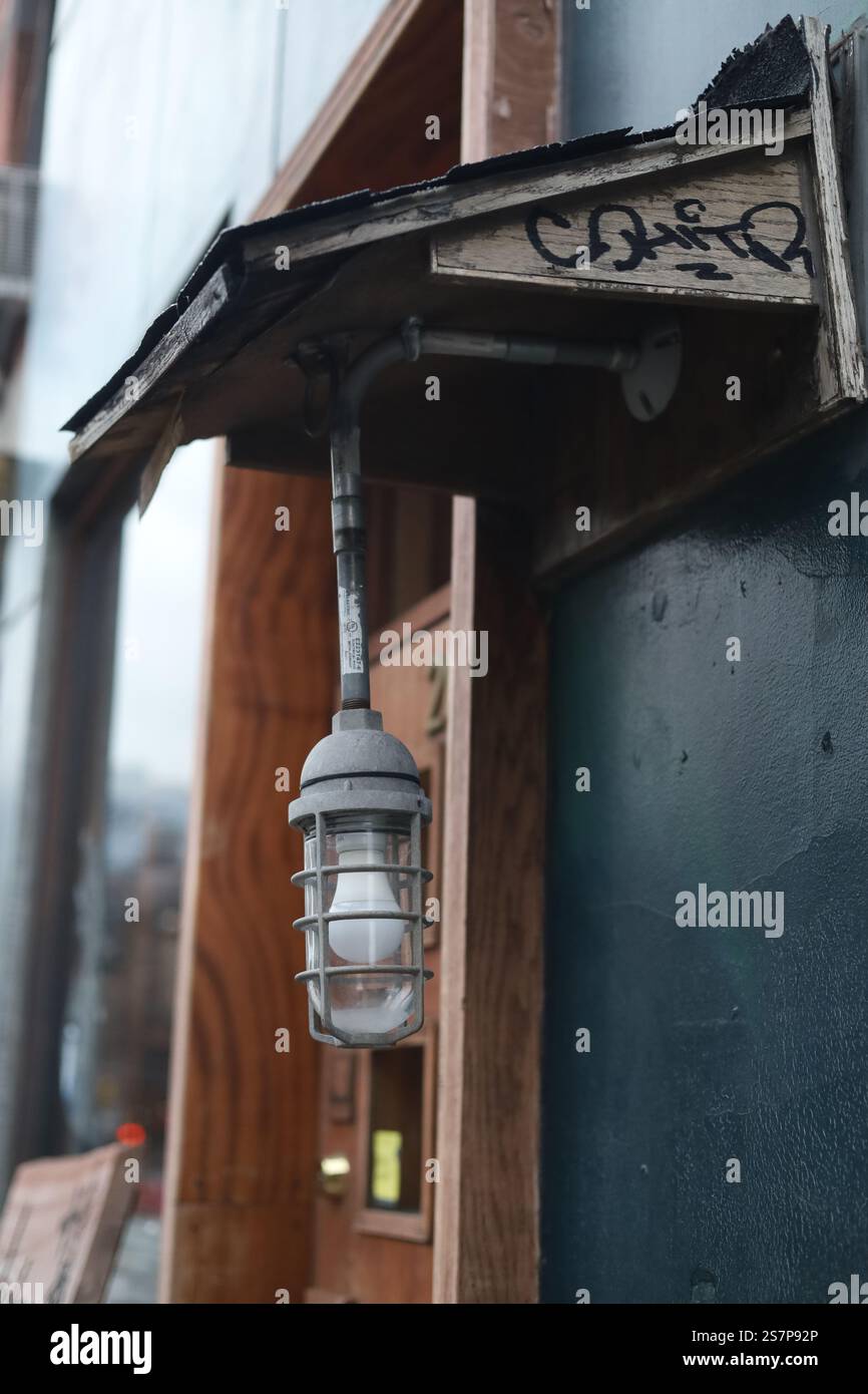 Vintage light bulb right side Stock Photo - Alamy