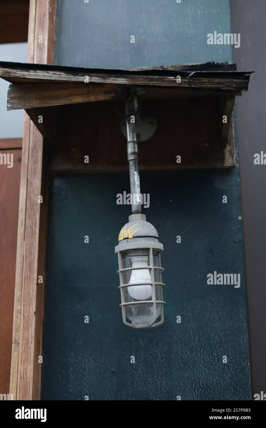 Vintage light bulb front side Stock Photo - Alamy