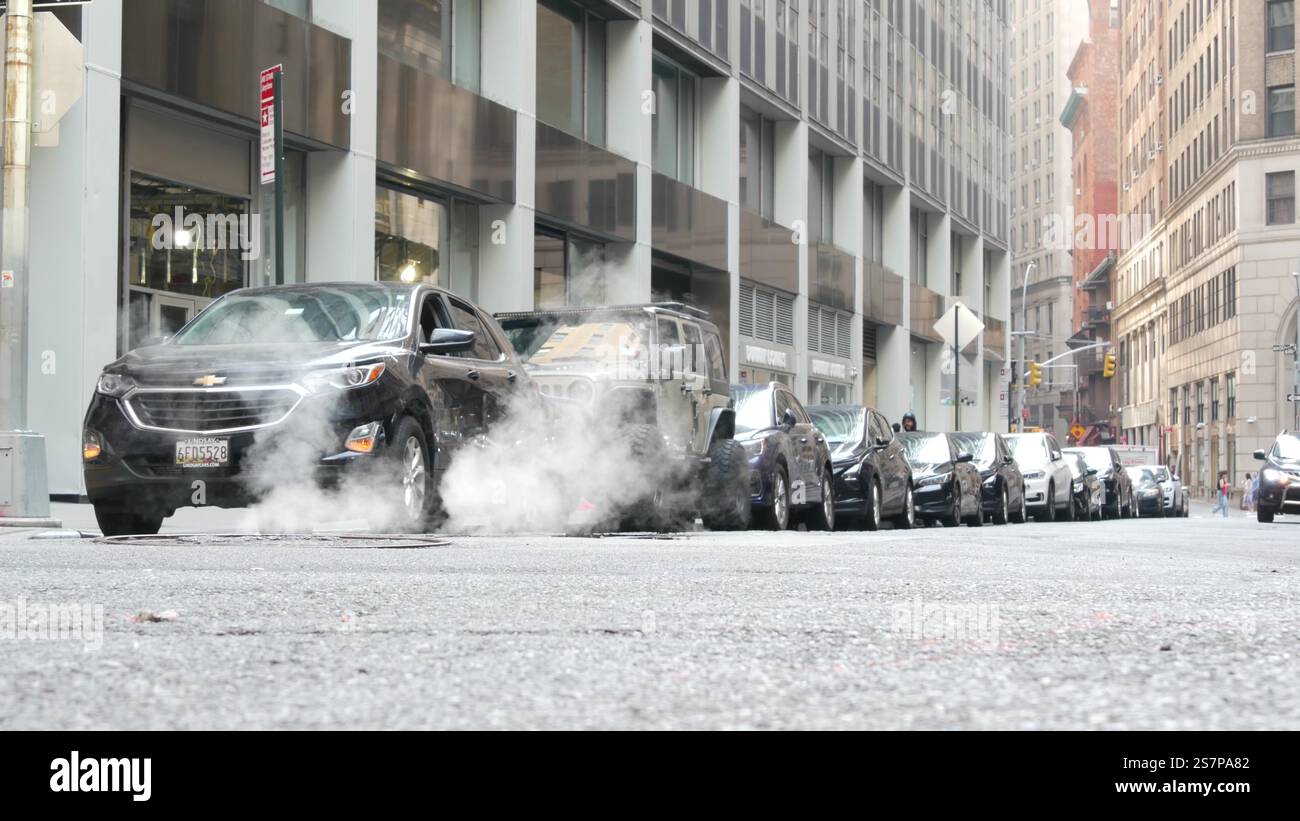 New York City, United States - 9 Sept 2023: Hot smoke from manhole, Con ...