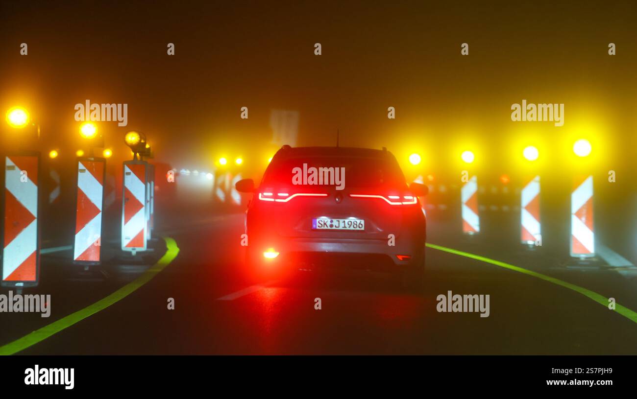 Espenhain, Germany. 18th Jan, 2025. A car drives through a construction ...