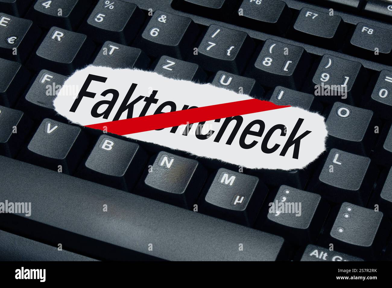 Tastatur und Schriftzug Faktencheck Tastatur und Schriftzug Faktencheck ...
