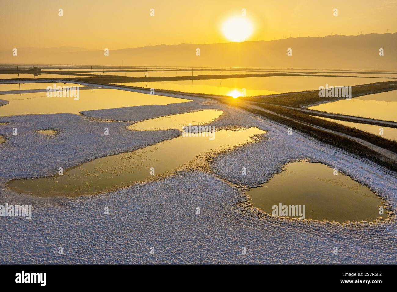 "Mirabilite flowers" appear on the surface of a salt lake in Yuncheng ...