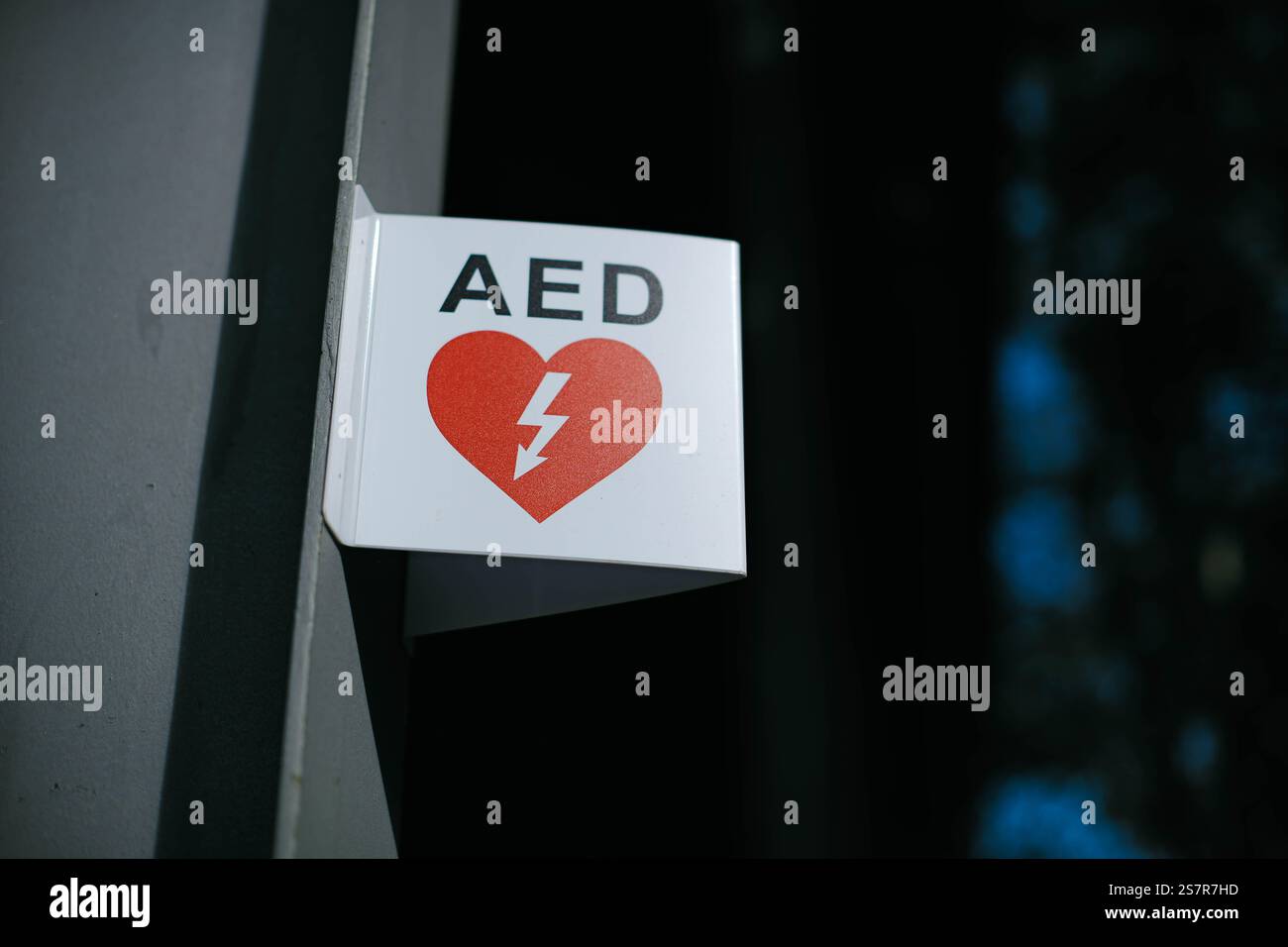 An AED (automated external defibrillator) sign posted in an outdoor ...