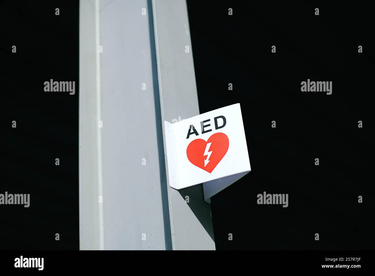 An AED (automated external defibrillator) sign posted in an outdoor ...