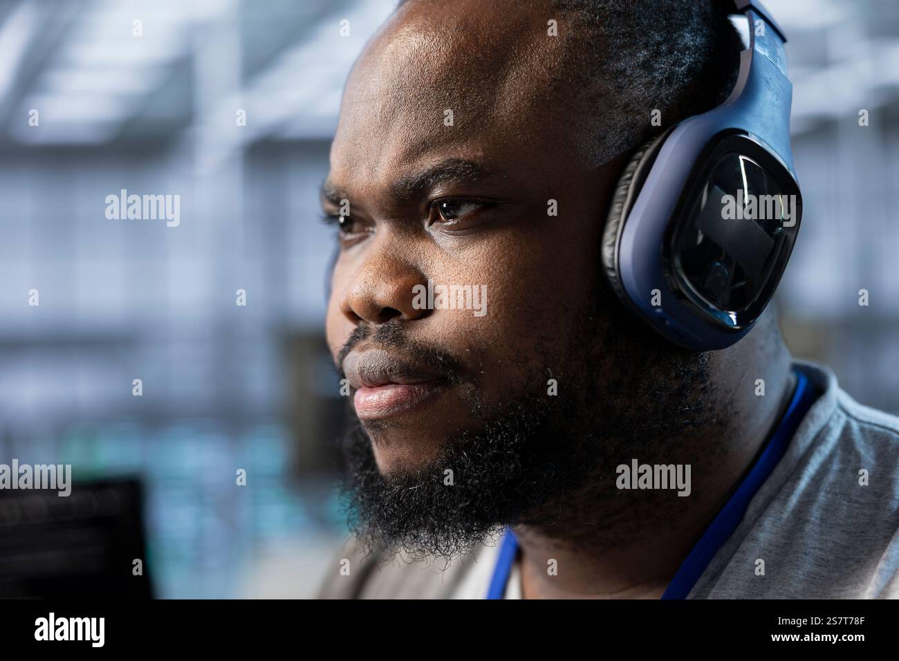 Data center employee uses audio hi-res stock photography and images - Alamy